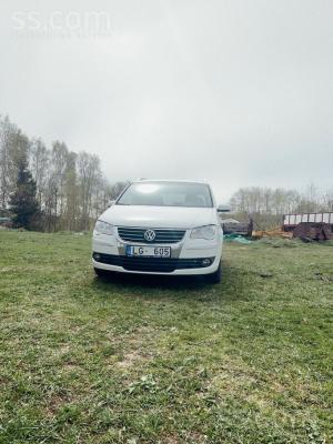 White Volkswagen Touran 2008 in Kuldiga, with an engine capacity of 2.00 L and mileage of 365 thousand km for 3200 €, photo 3 on AUTOMOTO.COM.LV