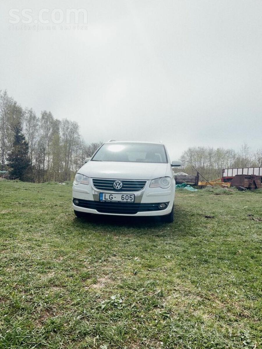White Volkswagen Touran 2008 in Kuldiga, with an engine capacity of 2.00 L and mileage of 365 thousand km for 3200 €, photo 3 on AUTOMOTO.COM.LV
