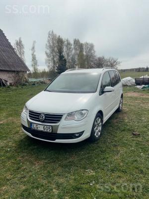 White Volkswagen Touran 2008 in Kuldiga, with an engine capacity of 2.00 L and mileage of 365 thousand km for 3200 €, photo 4 on AUTOMOTO.COM.LV