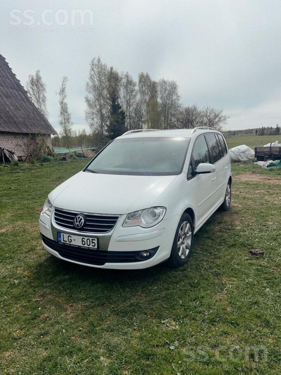 White Volkswagen Touran 2008 in Kuldiga, with an engine capacity of 2.00 L and mileage of 365 thousand km for 3200 €, photo 4 on AUTOMOTO.COM.LV
