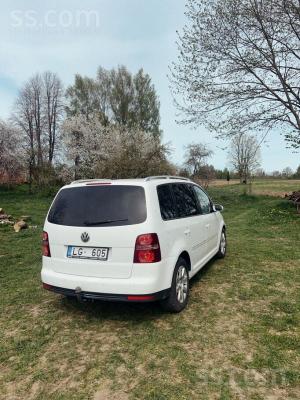 White Volkswagen Touran 2008 in Kuldiga, with an engine capacity of 2.00 L and mileage of 365 thousand km for 3200 €, photo 6 on AUTOMOTO.COM.LV