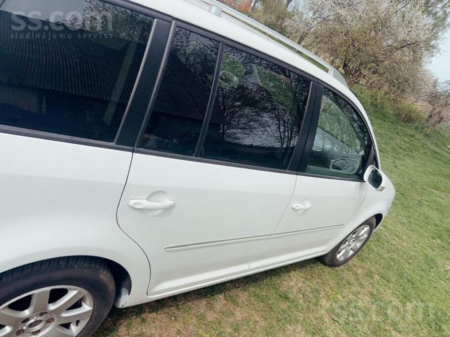 White Volkswagen Touran 2008 in Kuldiga, with an engine capacity of 2.00 L and mileage of 365 thousand km for 3200 €, photo 7 on AUTOMOTO.COM.LV