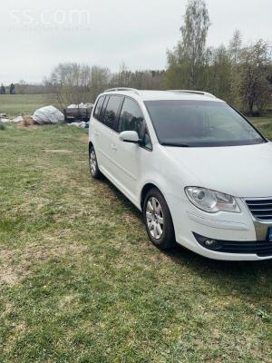 White Volkswagen Touran 2008 in Kuldiga, with an engine capacity of 2.00 L and mileage of 365 thousand km for 3200 €, photo 8 on AUTOMOTO.COM.LV