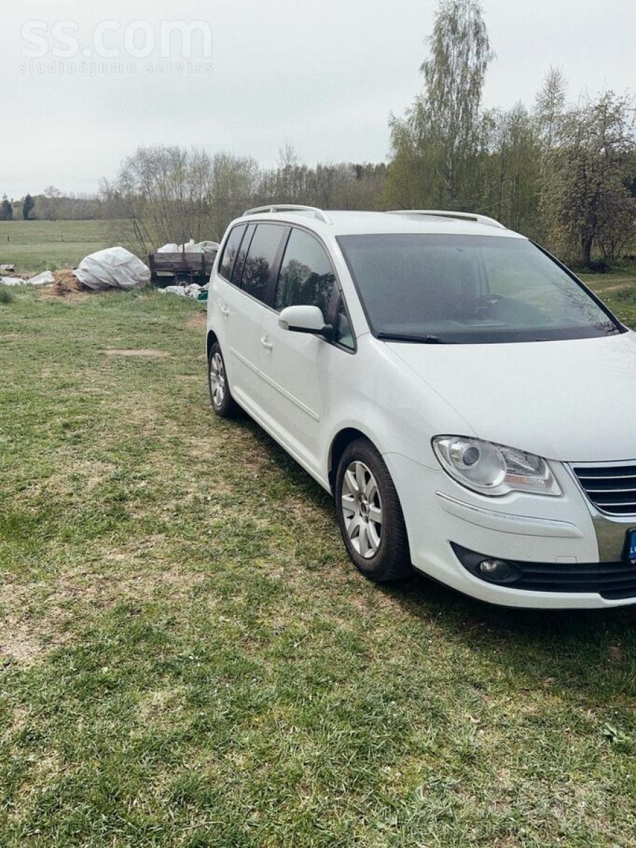 White Volkswagen Touran 2008 in Kuldiga, with an engine capacity of 2.00 L and mileage of 365 thousand km for 3200 €, photo 8 on AUTOMOTO.COM.LV