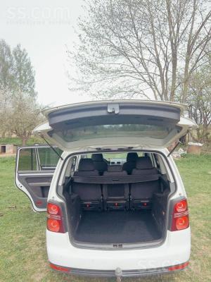 White Volkswagen Touran 2008 in Kuldiga, with an engine capacity of 2.00 L and mileage of 365 thousand km for 3200 €, photo 9 on AUTOMOTO.COM.LV