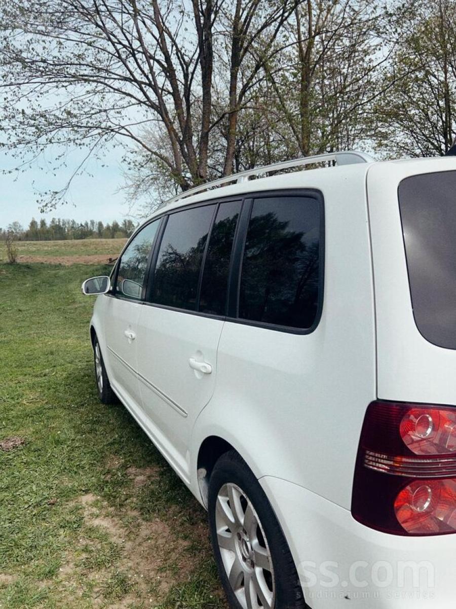 White Volkswagen Touran 2008 in Kuldiga, with an engine capacity of 2.00 L and mileage of 365 thousand km for 3200 €, photo 10 on AUTOMOTO.COM.LV