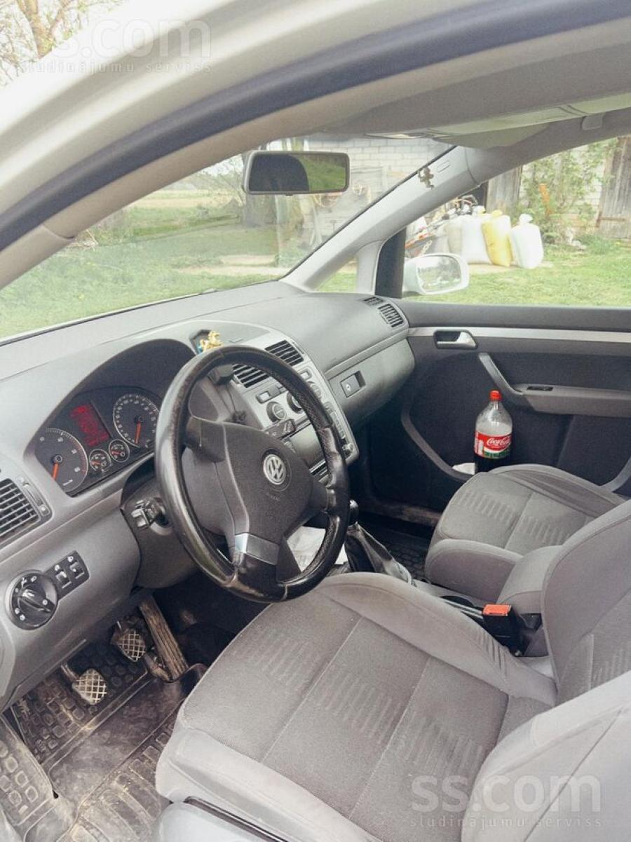 White Volkswagen Touran 2008 in Kuldiga, with an engine capacity of 2.00 L and mileage of 365 thousand km for 3200 €, photo 11 on AUTOMOTO.COM.LV