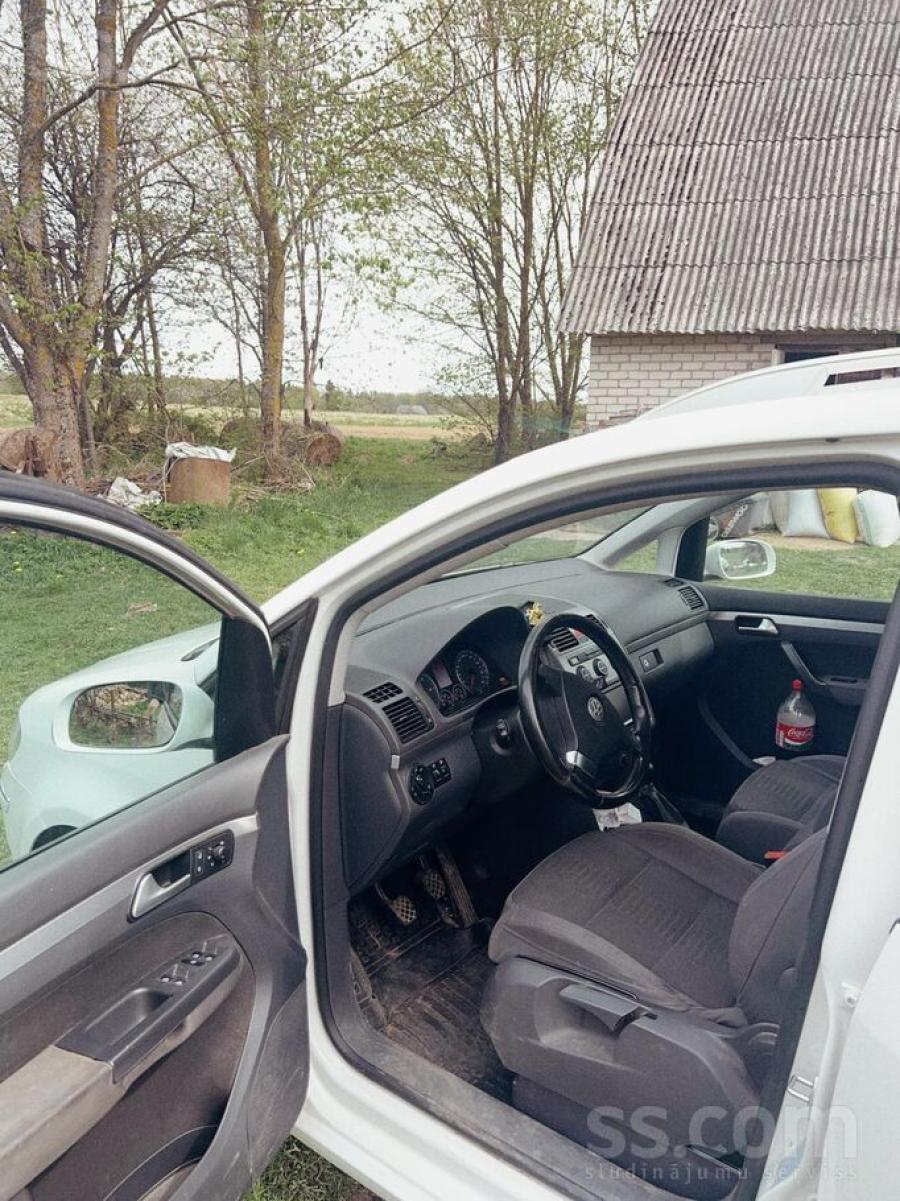 White Volkswagen Touran 2008 in Kuldiga, with an engine capacity of 2.00 L and mileage of 365 thousand km for 3200 €, photo 12 on AUTOMOTO.COM.LV