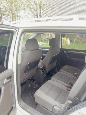 White Volkswagen Touran 2008 in Kuldiga, with an engine capacity of 2.00 L and mileage of 365 thousand km for 3200 €, photo 13 on AUTOMOTO.COM.LV