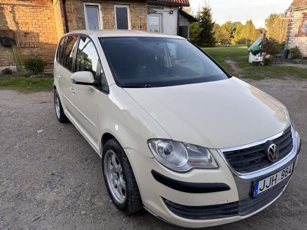 White Volkswagen Touran 2008 in Raseiniai, with an engine capacity of 1.90 L and mileage of 1 thousand km for 1350 €, photo 1 on AUTOMOTO.COM.LV