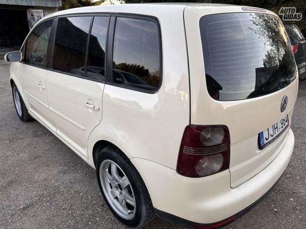 White Volkswagen Touran 2008 in Raseiniai, with an engine capacity of 1.90 L and mileage of 1 thousand km for 1350 €, photo 5 on AUTOMOTO.COM.LV