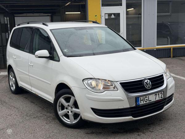 White Volkswagen Touran 2008 in Siauliai, with an engine capacity of 1.90 L and mileage of 267 thousand km for 1450 €, photo 1 on AUTOMOTO.COM.LV