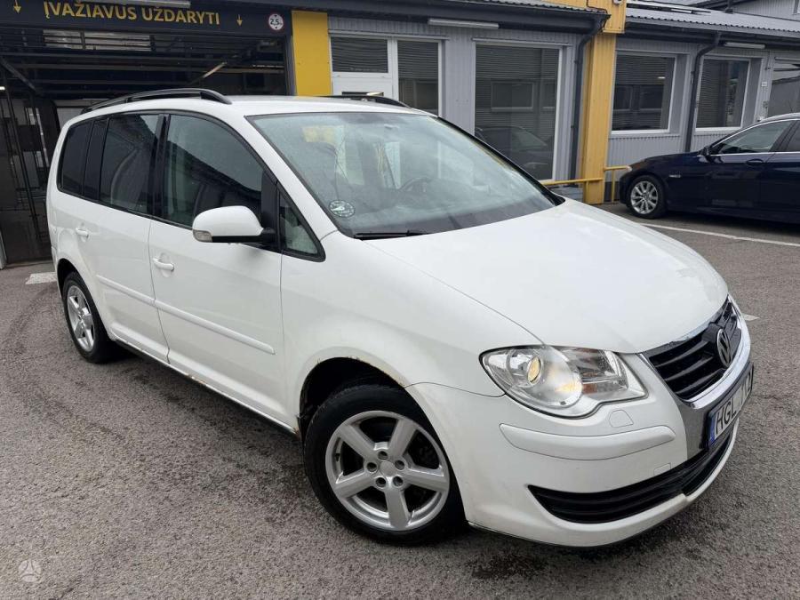 Balts Volkswagen Touran 2008 Šauļi, ar dzinēja tilpumu 1.90 L un nobraukumu 267 tūkst. km par 1450 €, foto 3 vietnē AUTOMOTO.COM.LV