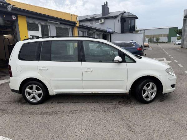 White Volkswagen Touran 2008 in Siauliai, with an engine capacity of 1.90 L and mileage of 267 thousand km for 1450 €, photo 3 on AUTOMOTO.COM.LV