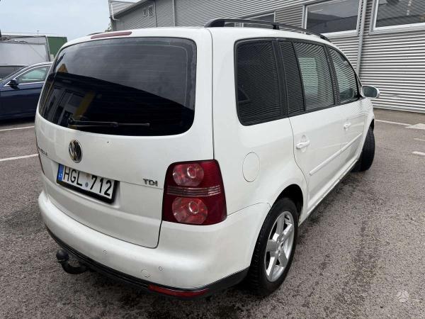 White Volkswagen Touran 2008 in Siauliai, with an engine capacity of 1.90 L and mileage of 267 thousand km for 1450 €, photo 4 on AUTOMOTO.COM.LV