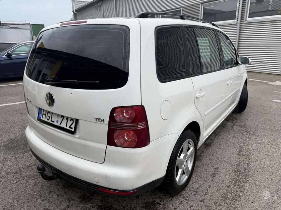 Balts Volkswagen Touran 2008 Šauļi, ar dzinēja tilpumu 1.90 L un nobraukumu 267 tūkst. km par 1450 €, foto 5 vietnē AUTOMOTO.COM.LV