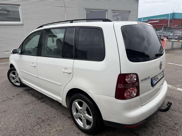 White Volkswagen Touran 2008 in Siauliai, with an engine capacity of 1.90 L and mileage of 267 thousand km for 1450 €, photo 6 on AUTOMOTO.COM.LV