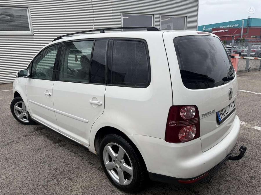 Balts Volkswagen Touran 2008 Šauļi, ar dzinēja tilpumu 1.90 L un nobraukumu 267 tūkst. km par 1450 €, foto 7 vietnē AUTOMOTO.COM.LV