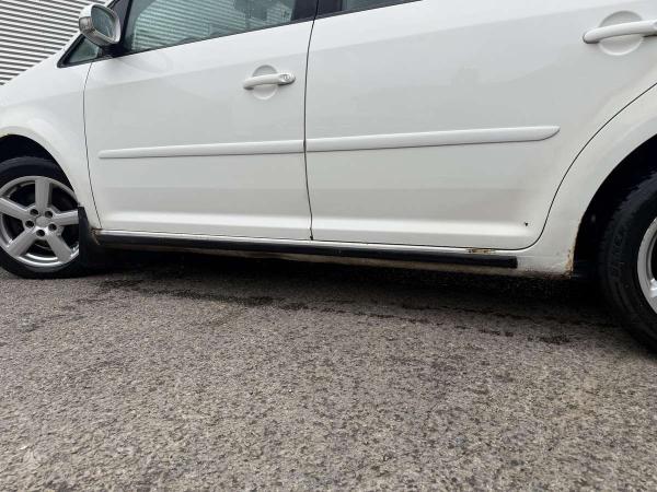 White Volkswagen Touran 2008 in Siauliai, with an engine capacity of 1.90 L and mileage of 267 thousand km for 1450 €, photo 8 on AUTOMOTO.COM.LV