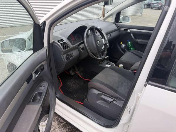 White Volkswagen Touran 2008 in Siauliai, with an engine capacity of 1.90 L and mileage of 267 thousand km for 1450 €, photo 10 on AUTOMOTO.COM.LV