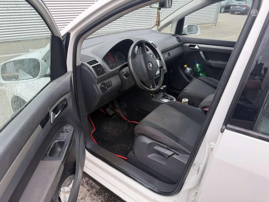 Balts Volkswagen Touran 2008 Šauļi, ar dzinēja tilpumu 1.90 L un nobraukumu 267 tūkst. km par 1450 €, foto 11 vietnē AUTOMOTO.COM.LV
