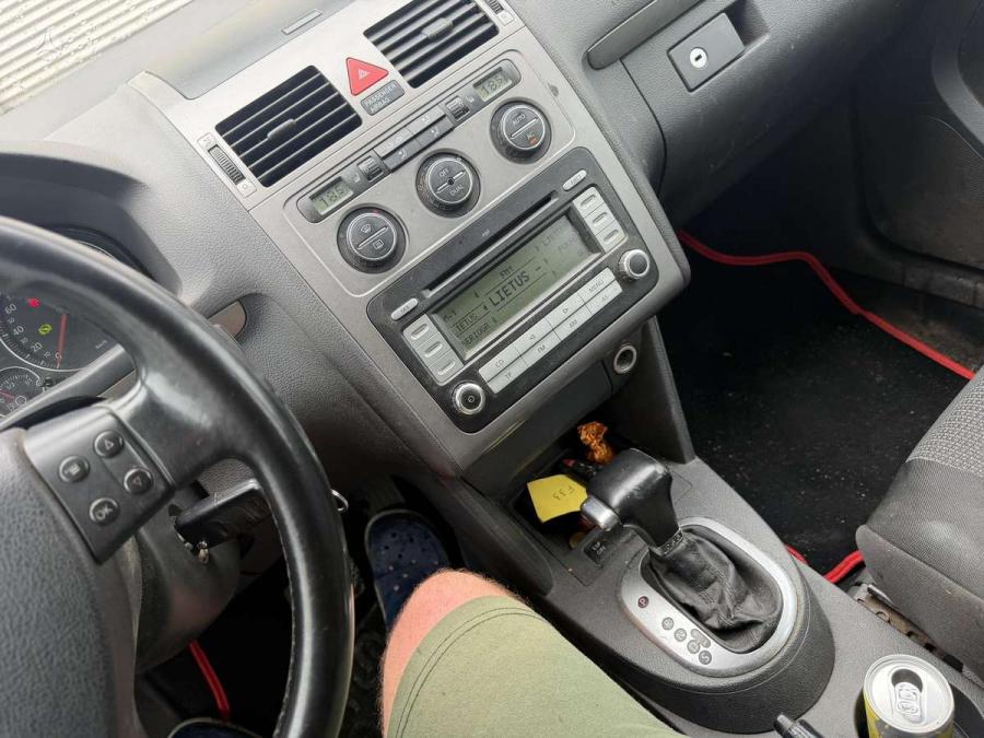 Balts Volkswagen Touran 2008 Šauļi, ar dzinēja tilpumu 1.90 L un nobraukumu 267 tūkst. km par 1450 €, foto 13 vietnē AUTOMOTO.COM.LV