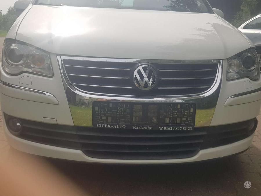 White Volkswagen Touran 2008 in Utena, with an engine capacity of 1.97 L and mileage of 285 thousand km for 2500 €, photo 1 on AUTOMOTO.COM.LV