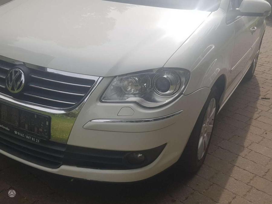 White Volkswagen Touran 2008 in Utena, with an engine capacity of 1.97 L and mileage of 285 thousand km for 2500 €, photo 4 on AUTOMOTO.COM.LV