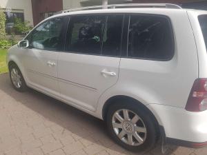 White Volkswagen Touran 2008 in Utena, with an engine capacity of 1.97 L and mileage of 285 thousand km for 2500 €, photo 5 on AUTOMOTO.COM.LV