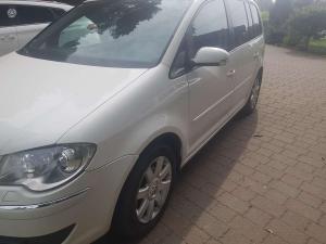 White Volkswagen Touran 2008 in Utena, with an engine capacity of 1.97 L and mileage of 285 thousand km for 2500 €, photo 6 on AUTOMOTO.COM.LV