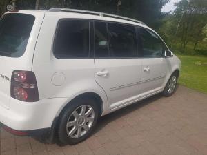 White Volkswagen Touran 2008 in Utena, with an engine capacity of 1.97 L and mileage of 285 thousand km for 2500 €, photo 7 on AUTOMOTO.COM.LV