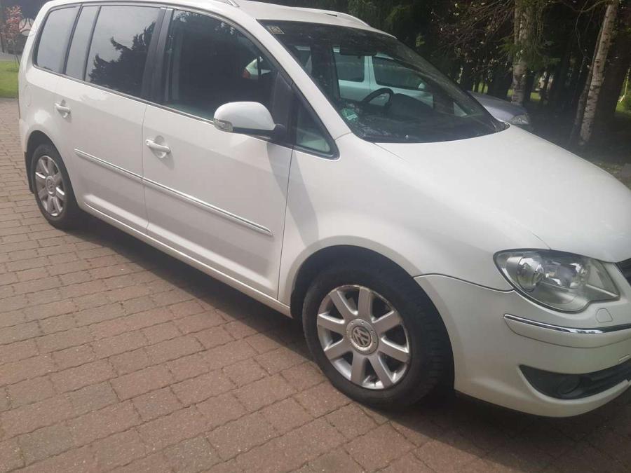White Volkswagen Touran 2008 in Utena, with an engine capacity of 1.97 L and mileage of 285 thousand km for 2500 €, photo 8 on AUTOMOTO.COM.LV