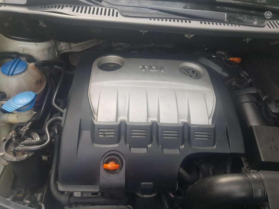 White Volkswagen Touran 2008 in Utena, with an engine capacity of 1.97 L and mileage of 285 thousand km for 2500 €, photo 16 on AUTOMOTO.COM.LV