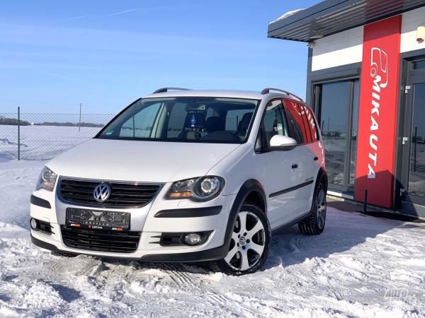White Volkswagen Touran 2009 in Kaunas, with an engine capacity of 2.00 L and mileage of 268 thousand km for 4999 €, photo 1 on AUTOMOTO.COM.LV