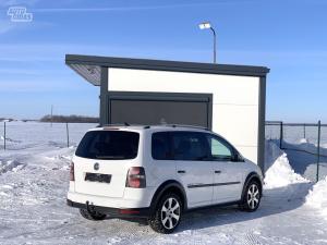 White Volkswagen Touran 2009 in Kaunas, with an engine capacity of 2.00 L and mileage of 268 thousand km for 4999 €, photo 5 on AUTOMOTO.COM.LV