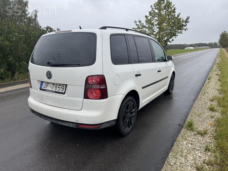 White Volkswagen Touran 2009 in Bauska, with an engine capacity of 1.90 L and mileage of 0 thousand km for 1900 €, photo 5 on AUTOMOTO.COM.LV