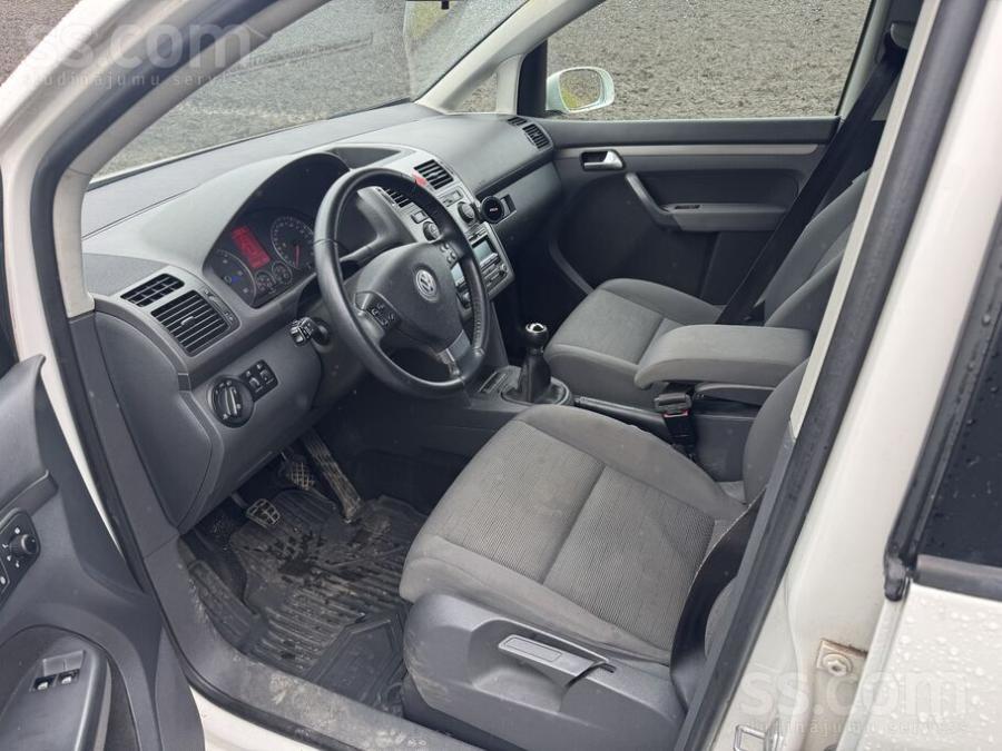 White Volkswagen Touran 2009 in Bauska, with an engine capacity of 1.90 L and mileage of 0 thousand km for 1900 €, photo 8 on AUTOMOTO.COM.LV