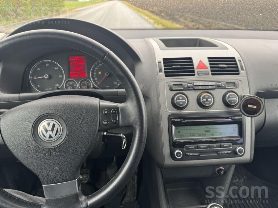 White Volkswagen Touran 2009 in Bauska, with an engine capacity of 1.90 L and mileage of 0 thousand km for 1900 €, photo 9 on AUTOMOTO.COM.LV