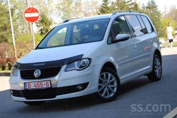White Volkswagen Touran 2010 in Riga, with an engine capacity of 2.00 L and mileage of 227 thousand km for 1500 €, photo 1 on AUTOMOTO.COM.LV