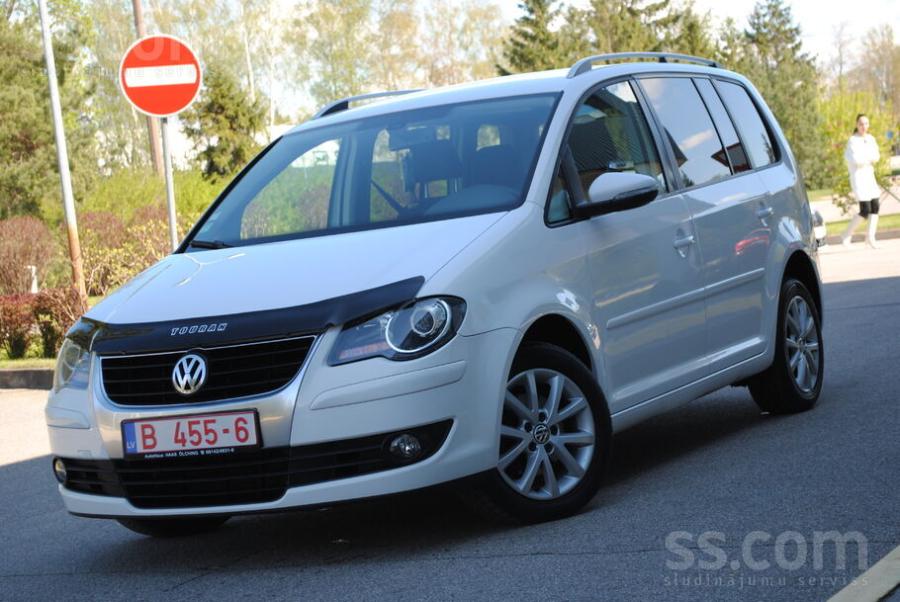 White Volkswagen Touran 2010 in Riga, with an engine capacity of 2.00 L and mileage of 227 thousand km for 4350 €, photo 1 on AUTOMOTO.COM.LV