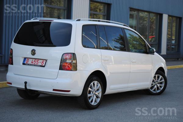 White Volkswagen Touran 2010 in Riga, with an engine capacity of 2.00 L and mileage of 227 thousand km for 1500 €, photo 2 on AUTOMOTO.COM.LV