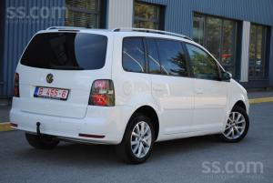 White Volkswagen Touran 2010 in Riga, with an engine capacity of 2.00 L and mileage of 227 thousand km for 4350 €, photo 2 on AUTOMOTO.COM.LV