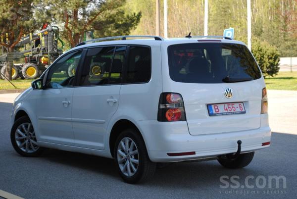 White Volkswagen Touran 2010 in Riga, with an engine capacity of 2.00 L and mileage of 227 thousand km for 1500 €, photo 3 on AUTOMOTO.COM.LV