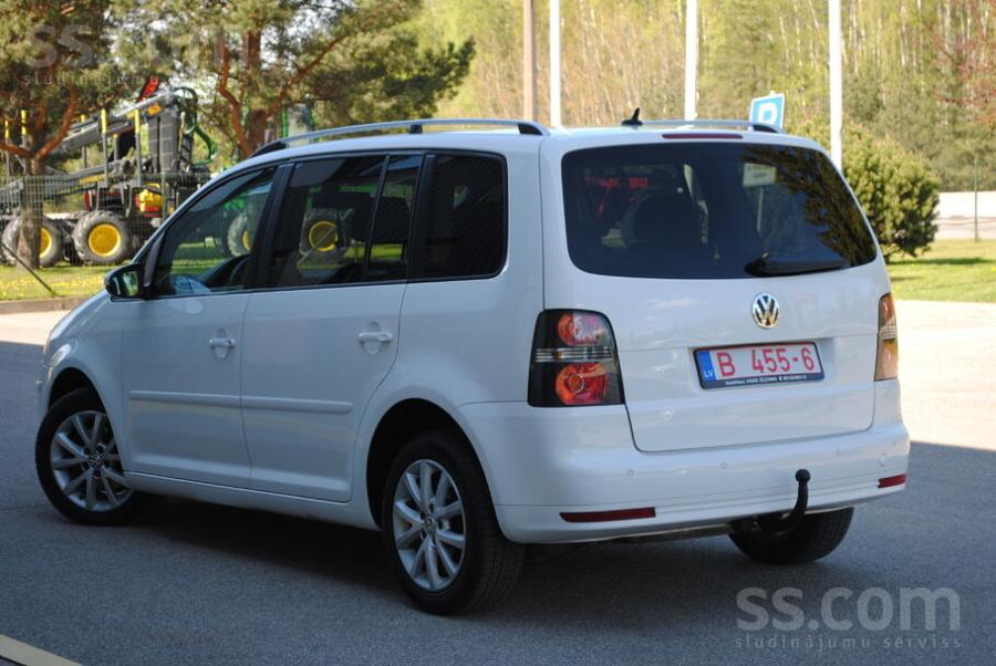 White Volkswagen Touran 2010 in Riga, with an engine capacity of 2.00 L and mileage of 227 thousand km for 4350 €, photo 3 on AUTOMOTO.COM.LV