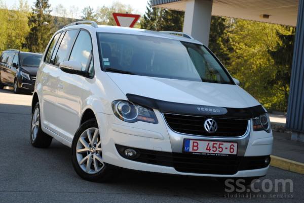 White Volkswagen Touran 2010 in Riga, with an engine capacity of 2.00 L and mileage of 227 thousand km for 1500 €, photo 4 on AUTOMOTO.COM.LV