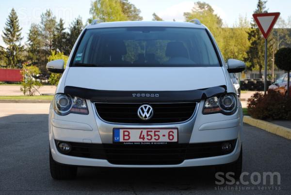 White Volkswagen Touran 2010 in Riga, with an engine capacity of 2.00 L and mileage of 227 thousand km for 1500 €, photo 5 on AUTOMOTO.COM.LV