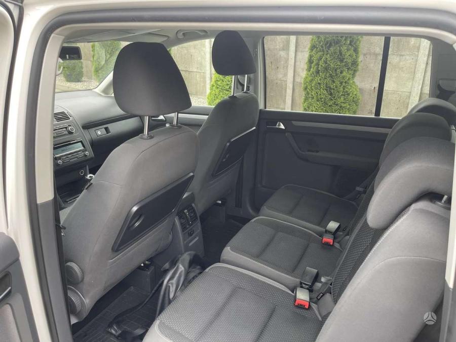 Balts Volkswagen Touran 2010 Tauragė, ar dzinēja tilpumu 1.60 L un nobraukumu 183 tūkst. km par 4200 €, foto 14 vietnē AUTOMOTO.COM.LV