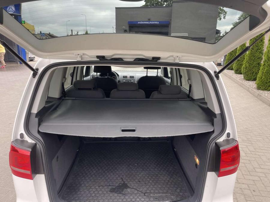 Balts Volkswagen Touran 2010 Tauragė, ar dzinēja tilpumu 1.60 L un nobraukumu 183 tūkst. km par 4200 €, foto 15 vietnē AUTOMOTO.COM.LV