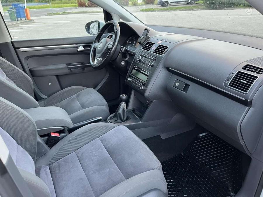 Balts Volkswagen Touran 2010 Alīta, ar dzinēja tilpumu 1.39 L un nobraukumu 216 tūkst. km par 3990 €, foto 15 vietnē AUTOMOTO.COM.LV