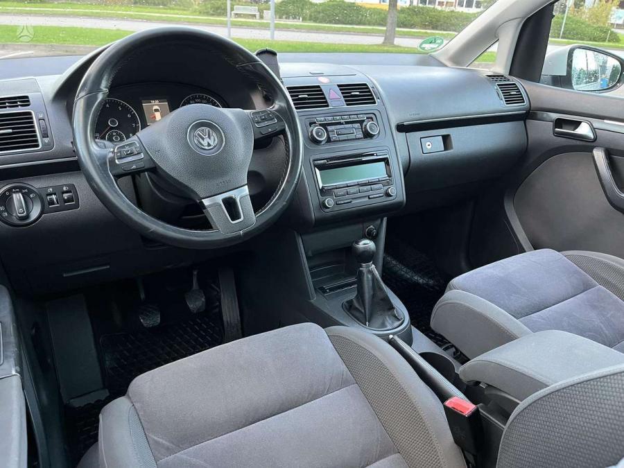 Balts Volkswagen Touran 2010 Alīta, ar dzinēja tilpumu 1.39 L un nobraukumu 216 tūkst. km par 3990 €, foto 16 vietnē AUTOMOTO.COM.LV